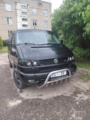 Melns Volkswagen Multivan 2002 Rēzekne, ar dzinēja tilpumu 2.50 L un nobraukumu 390 tūkst. km par 5750 €, foto  vietnē AUTOMOTO.COM.LV