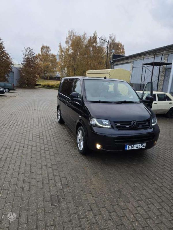 Melns Volkswagen Multivan 2004 Rīga, ar dzinēja tilpumu 2.46 L un nobraukumu 400 tūkst. km par 6600 €, foto 2 vietnē AUTOMOTO.COM.LV
