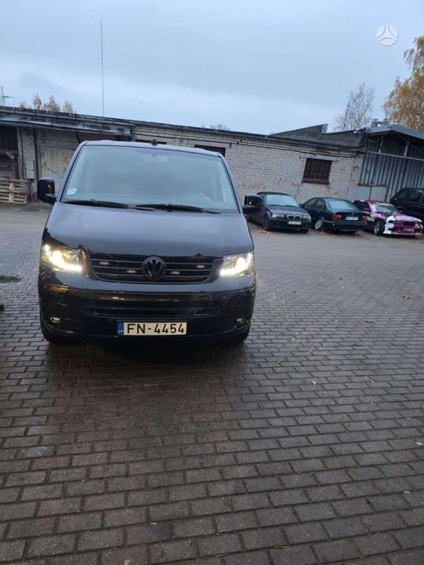 Melns Volkswagen Multivan 2004 Rīga, ar dzinēja tilpumu 2.46 L un nobraukumu 400 tūkst. km par 6600 €, foto 4 vietnē AUTOMOTO.COM.LV