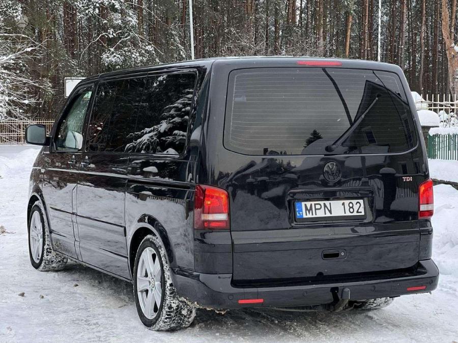Melns Volkswagen Multivan 2004 Viļņa, ar dzinēja tilpumu 2.46 L un nobraukumu 370 tūkst. km par 9200 €, foto 4 vietnē AUTOMOTO.COM.LV