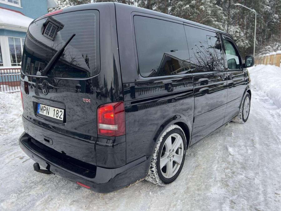Melns Volkswagen Multivan 2004 Viļņa, ar dzinēja tilpumu 2.46 L un nobraukumu 370 tūkst. km par 9200 €, foto 6 vietnē AUTOMOTO.COM.LV