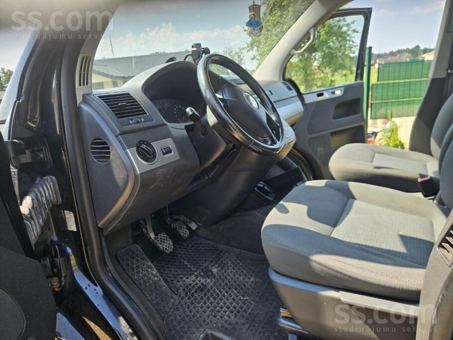 Black Volkswagen Multivan 2004 in Valmiera, with an engine capacity of 2.50 L and mileage of 271 thousand km for 5250 €, photo 9 on AUTOMOTO.COM.LV