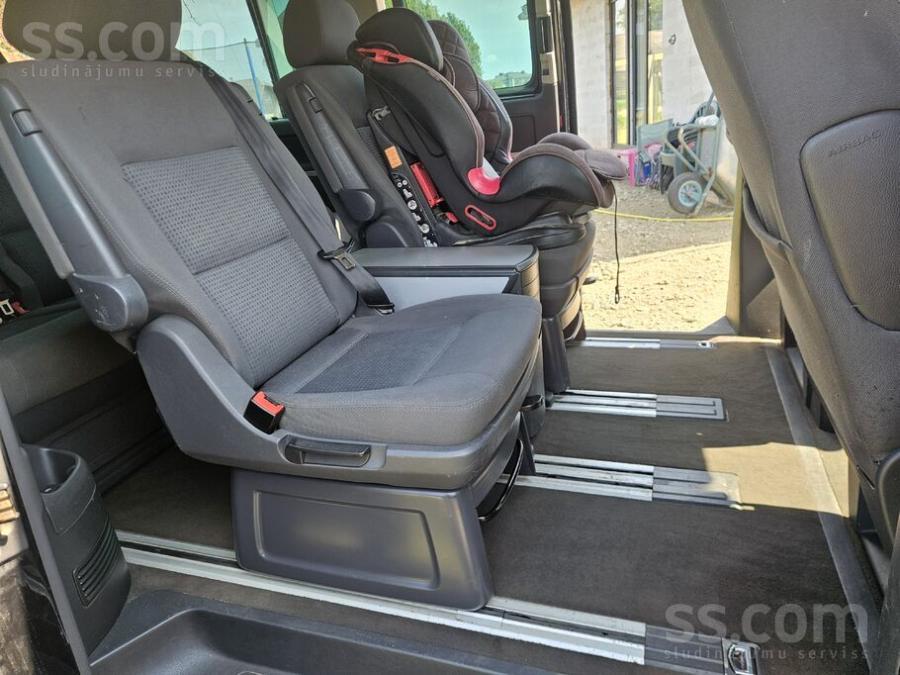 Black Volkswagen Multivan 2004 in Valmiera, with an engine capacity of 2.50 L and mileage of 271 thousand km for 5250 €, photo 11 on AUTOMOTO.COM.LV