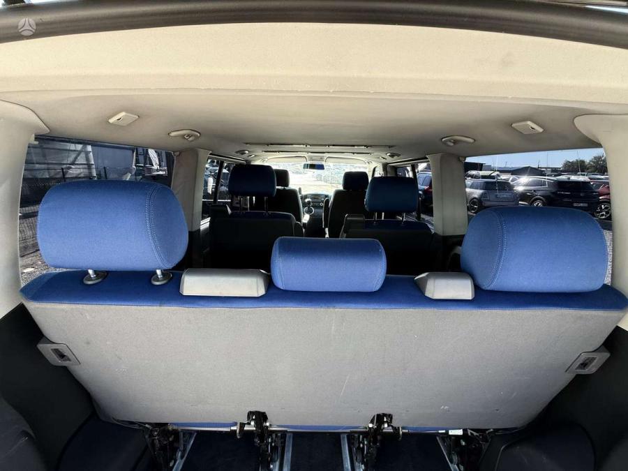 Melns Volkswagen Multivan 2005 Kretinga, ar dzinēja tilpumu 2.46 L un nobraukumu 411 tūkst. km par 8299 €, foto 22 vietnē AUTOMOTO.COM.LV