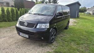 Black Volkswagen Multivan 2005 in Utena, with an engine capacity of 2.46 L and mileage of 370 thousand km for 6999 €, photo 5 on AUTOMOTO.COM.LV