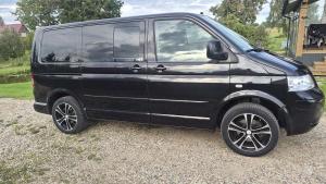 Black Volkswagen Multivan 2005 in Utena, with an engine capacity of 2.46 L and mileage of 370 thousand km for 6999 €, photo 6 on AUTOMOTO.COM.LV