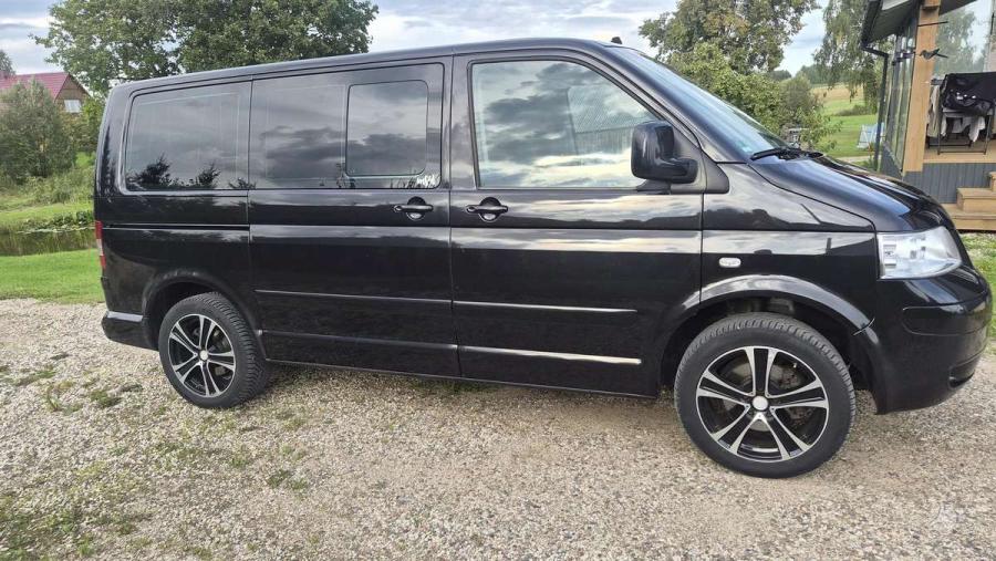 Black Volkswagen Multivan 2005 in Utena, with an engine capacity of 2.46 L and mileage of 370 thousand km for 6999 €, photo 6 on AUTOMOTO.COM.LV