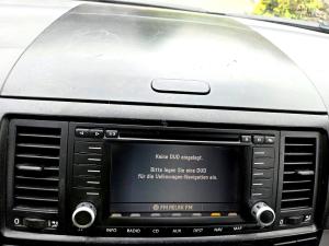 Black Volkswagen Multivan 2006 in Vilnius, with an engine capacity of 2.50 L and mileage of 265 thousand km for 7900 €, photo 27 on AUTOMOTO.COM.LV