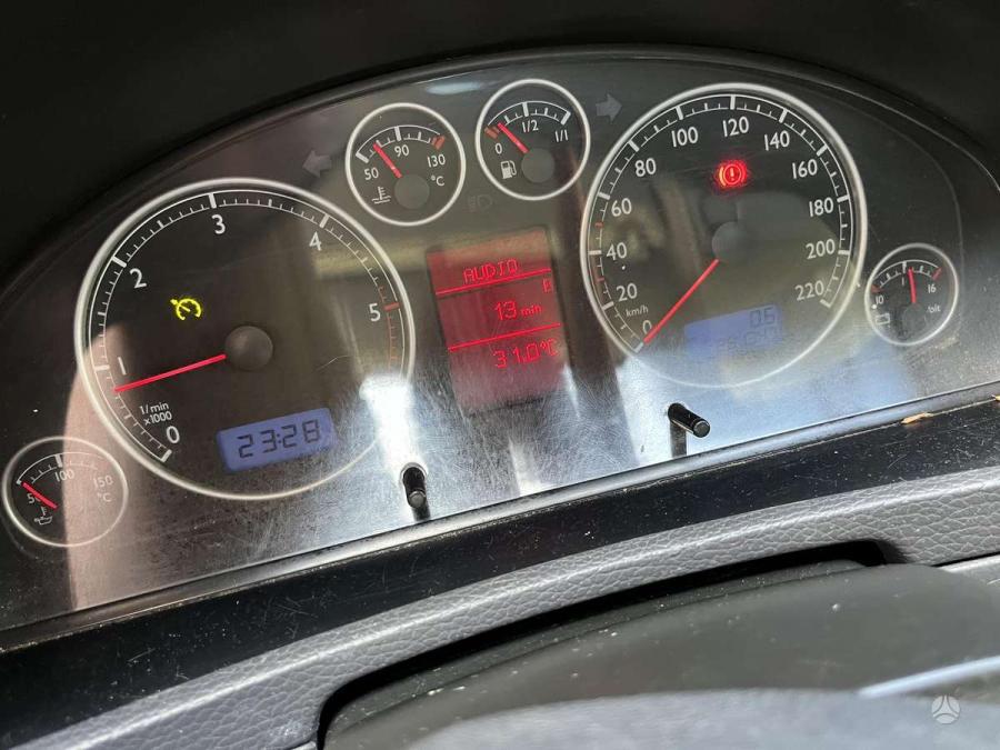 Black Volkswagen Multivan 2006 in Plunge, with an engine capacity of 2.46 L and mileage of 281 thousand km for 6800 €, photo 11 on AUTOMOTO.COM.LV
