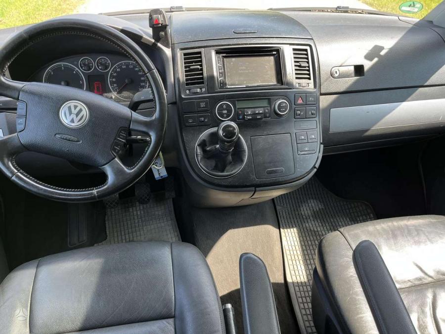 Black Volkswagen Multivan 2006 in Plunge, with an engine capacity of 2.46 L and mileage of 281 thousand km for 6800 €, photo 28 on AUTOMOTO.COM.LV