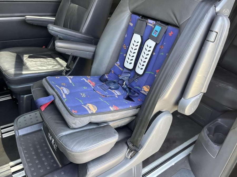 Black Volkswagen Multivan 2006 in Plunge, with an engine capacity of 2.46 L and mileage of 281 thousand km for 6800 €, photo 29 on AUTOMOTO.COM.LV