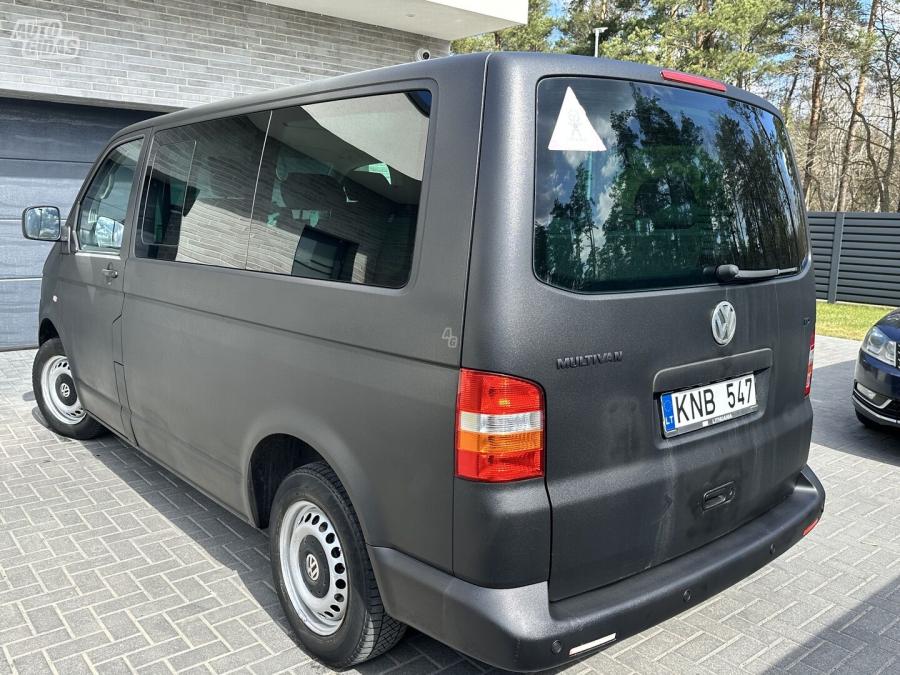 Black Volkswagen Multivan 2009 in Vilnius, with an engine capacity of 2.50 L and mileage of 405 thousand km for 4800 €, photo 7 on AUTOMOTO.COM.LV