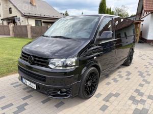 Melns Volkswagen Multivan 2010 Rīga, ar dzinēja tilpumu 2.00 L un nobraukumu 221 tūkst. km par 14950 €, foto  vietnē AUTOMOTO.COM.LV