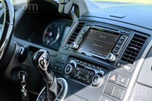 Black Volkswagen Multivan 2010 in Liepaja, with an engine capacity of 2.00 L and mileage of 25 thousand km for 11500 €, photo 4 on AUTOMOTO.COM.LV