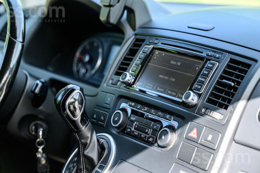 Black Volkswagen Multivan 2010 in Liepaja, with an engine capacity of 2.00 L and mileage of 25 thousand km for 11500 €, photo 4 on AUTOMOTO.COM.LV
