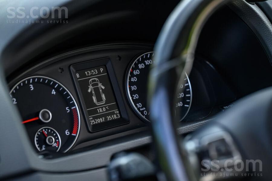 Black Volkswagen Multivan 2010 in Liepaja, with an engine capacity of 2.00 L and mileage of 25 thousand km for 11500 €, photo 5 on AUTOMOTO.COM.LV
