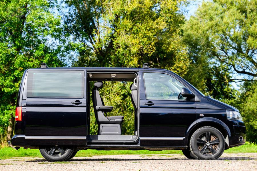 Black Volkswagen Multivan 2010 in Liepaja, with an engine capacity of 2.00 L and mileage of 25 thousand km for 11500 €, photo 8 on AUTOMOTO.COM.LV