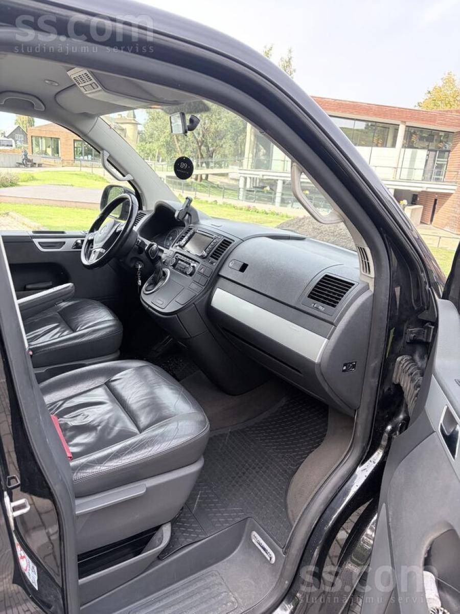 Black Volkswagen Multivan 2011 in Rezekne, with an engine capacity of 2.00 L and mileage of 295 thousand km for 16500 €, photo 5 on AUTOMOTO.COM.LV