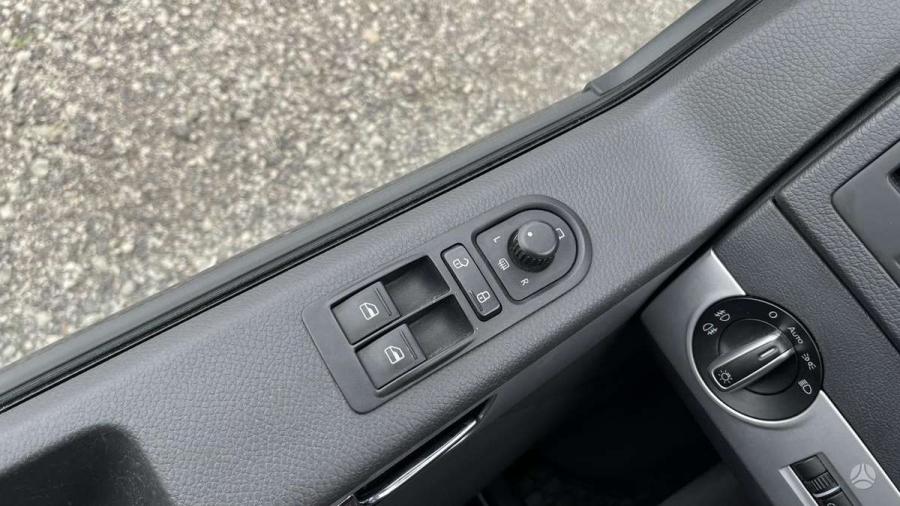 Black Volkswagen Multivan 2012 in Marijampole, with an engine capacity of 1.97 L and mileage of 293 thousand km for 12700 €, photo 27 on AUTOMOTO.COM.LV