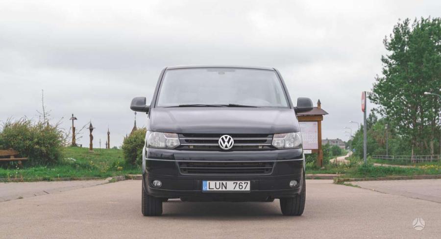 Melns Volkswagen Multivan 2013 Viļņa, ar dzinēja tilpumu 1.97 L un nobraukumu 400 tūkst. km par 16500 €, foto 1 vietnē AUTOMOTO.COM.LV