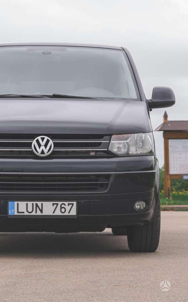 Melns Volkswagen Multivan 2013 Viļņa, ar dzinēja tilpumu 1.97 L un nobraukumu 400 tūkst. km par 16500 €, foto 2 vietnē AUTOMOTO.COM.LV