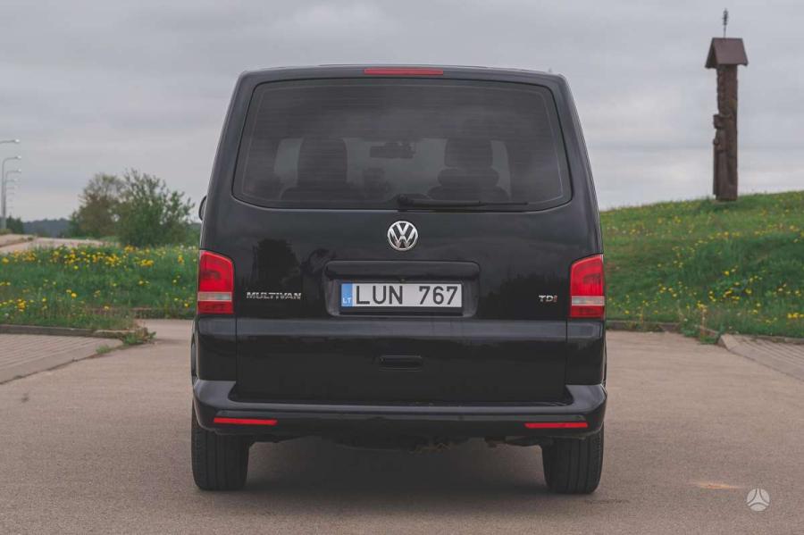 Melns Volkswagen Multivan 2013 Viļņa, ar dzinēja tilpumu 1.97 L un nobraukumu 400 tūkst. km par 16500 €, foto 7 vietnē AUTOMOTO.COM.LV