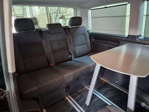 Black Volkswagen Multivan 2014 in Raseiniai, with an engine capacity of 1.97 L and mileage of 263 thousand km for 15900 €, photo 22 on AUTOMOTO.COM.LV