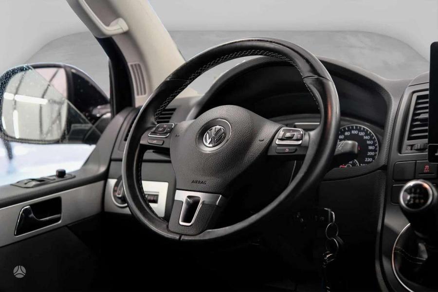 Black Volkswagen Multivan 2015 in Kaunas, with an engine capacity of 2.00 L and mileage of 291 thousand km for 14990 €, photo 7 on AUTOMOTO.COM.LV