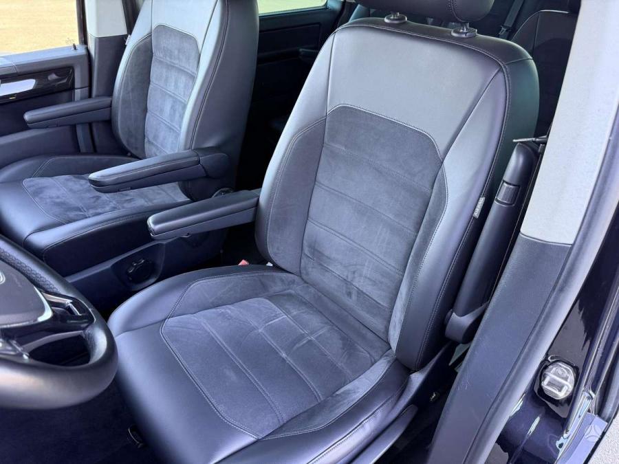 Black Volkswagen Multivan 2016 in Kaunas, with an engine capacity of 1.97 L and mileage of 169 thousand km for 21900 €, photo 14 on AUTOMOTO.COM.LV