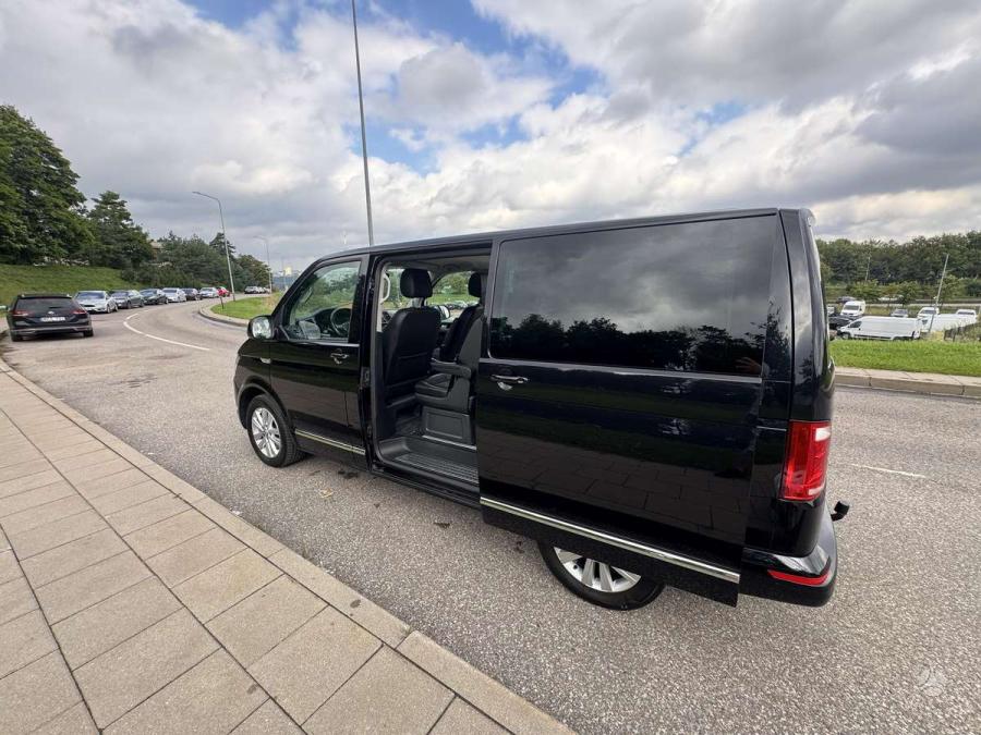 Melns Volkswagen Multivan 2016 Viļņa, ar dzinēja tilpumu 1.97 L un nobraukumu 217 tūkst. km par 24600 €, foto 12 vietnē AUTOMOTO.COM.LV