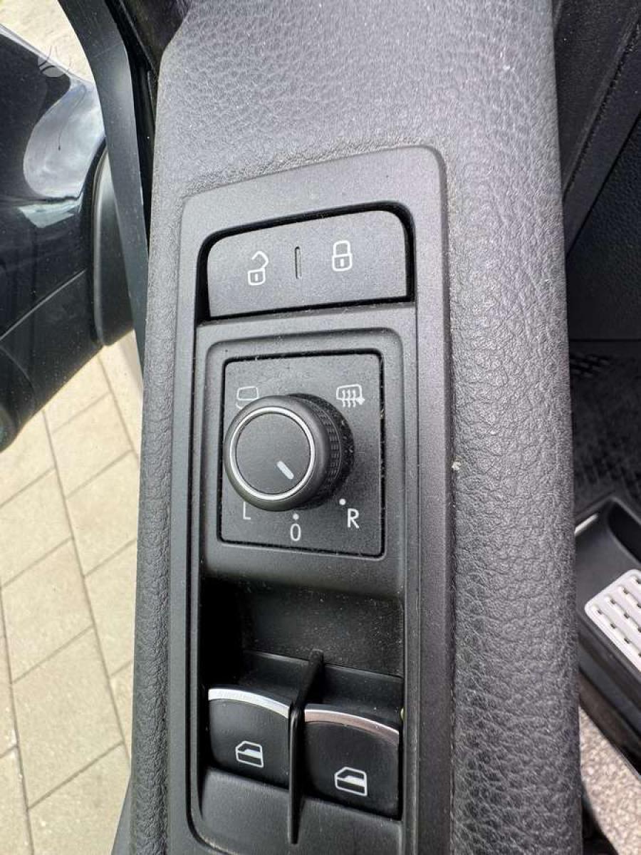 Melns Volkswagen Multivan 2016 Viļņa, ar dzinēja tilpumu 1.97 L un nobraukumu 217 tūkst. km par 24600 €, foto 27 vietnē AUTOMOTO.COM.LV