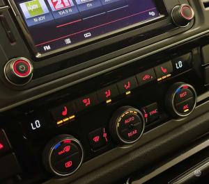 Black Volkswagen Multivan 2016 in Marijampole, with an engine capacity of 1.97 L and mileage of 208 thousand km for 24750 €, photo 4 on AUTOMOTO.COM.LV