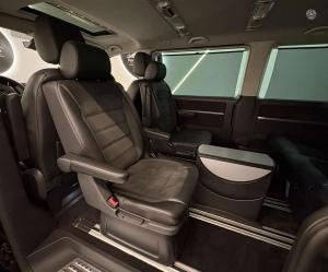 Black Volkswagen Multivan 2016 in Marijampole, with an engine capacity of 1.97 L and mileage of 208 thousand km for 24750 €, photo 12 on AUTOMOTO.COM.LV