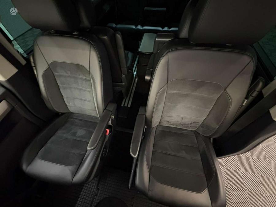 Black Volkswagen Multivan 2016 in Marijampole, with an engine capacity of 1.97 L and mileage of 208 thousand km for 24750 €, photo 13 on AUTOMOTO.COM.LV