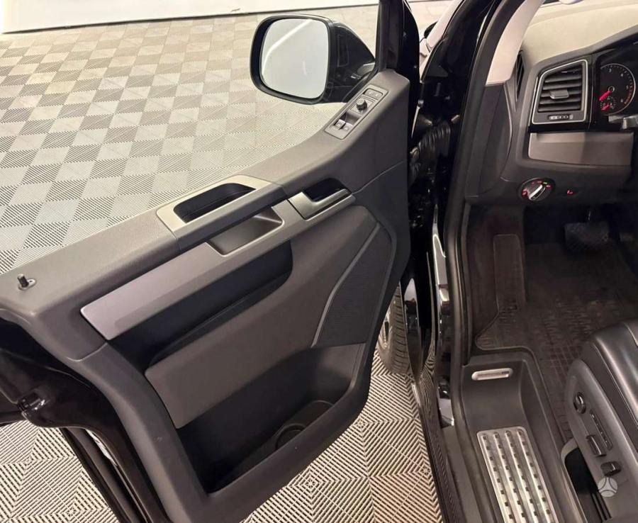 Black Volkswagen Multivan 2016 in Marijampole, with an engine capacity of 1.97 L and mileage of 208 thousand km for 24750 €, photo 24 on AUTOMOTO.COM.LV