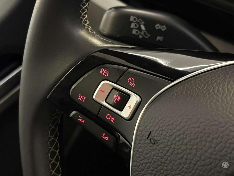 Black Volkswagen Multivan 2016 in Marijampole, with an engine capacity of 1.97 L and mileage of 208 thousand km for 24750 €, photo 33 on AUTOMOTO.COM.LV