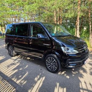 Melns Volkswagen Multivan 2018 Viļņa, ar dzinēja tilpumu 1.97 L un nobraukumu 181 tūkst. km par 30990 €, foto  vietnē AUTOMOTO.COM.LV