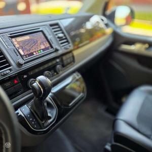 Melns Volkswagen Multivan 2018 Viļņa, ar dzinēja tilpumu 1.97 L un nobraukumu 181 tūkst. km par 30990 €, foto 27 vietnē AUTOMOTO.COM.LV