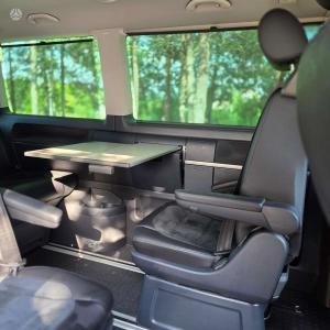 Melns Volkswagen Multivan 2018 Viļņa, ar dzinēja tilpumu 1.97 L un nobraukumu 181 tūkst. km par 30990 €, foto 34 vietnē AUTOMOTO.COM.LV