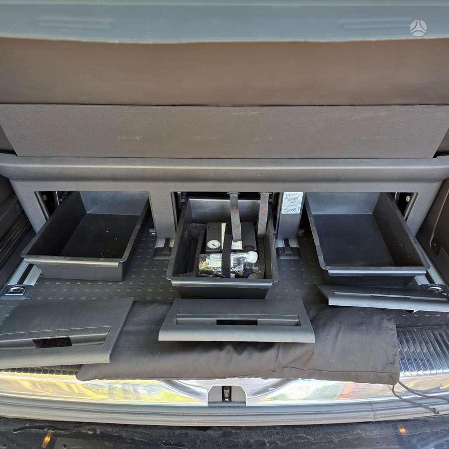 Melns Volkswagen Multivan 2018 Viļņa, ar dzinēja tilpumu 1.97 L un nobraukumu 181 tūkst. km par 30990 €, foto 41 vietnē AUTOMOTO.COM.LV