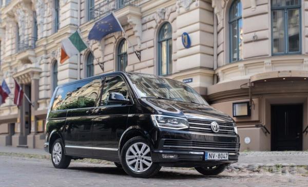 Melns Volkswagen Multivan 2018 Rīga, ar dzinēja tilpumu 2.00 L un nobraukumu 235 tūkst. km par 26490 €, foto 1 vietnē AUTOMOTO.COM.LV