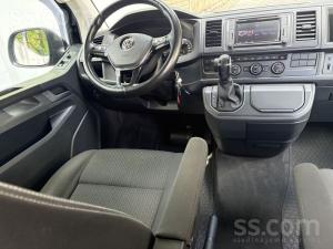 Black Volkswagen Multivan 2018 in Riga, with an engine capacity of 2.00 L and mileage of 195 thousand km for 25500 €, photo 7 on AUTOMOTO.COM.LV
