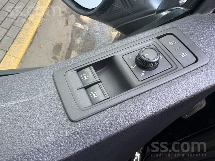 Black Volkswagen Multivan 2018 in Riga, with an engine capacity of 2.00 L and mileage of 195 thousand km for 25500 €, photo 12 on AUTOMOTO.COM.LV