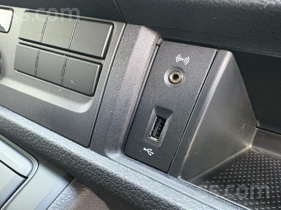 Black Volkswagen Multivan 2018 in Riga, with an engine capacity of 2.00 L and mileage of 195 thousand km for 25500 €, photo 15 on AUTOMOTO.COM.LV