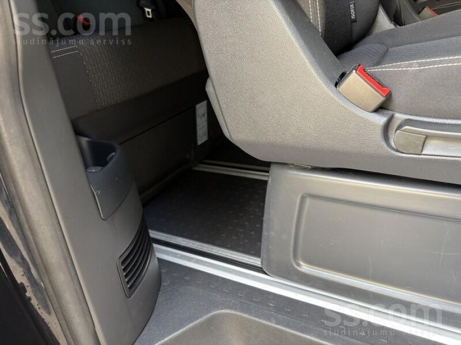 Black Volkswagen Multivan 2018 in Riga, with an engine capacity of 2.00 L and mileage of 195 thousand km for 25500 €, photo 25 on AUTOMOTO.COM.LV