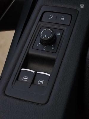 Melns Volkswagen Multivan 2018 Viļņa, ar dzinēja tilpumu 1.97 L un nobraukumu 182 tūkst. km par 31000 €, foto 22 vietnē AUTOMOTO.COM.LV