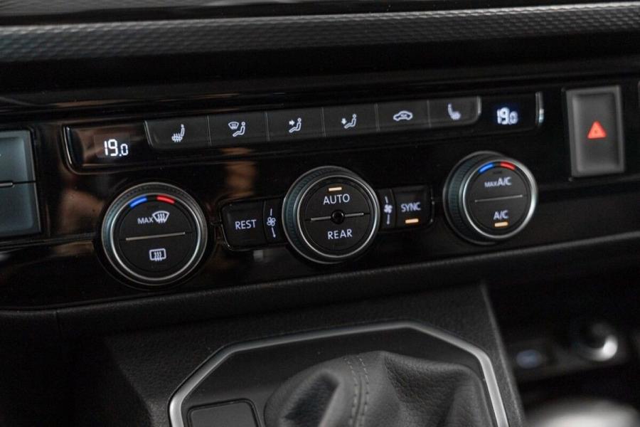 Melns Volkswagen Multivan 2020 Viļņa, ar dzinēja tilpumu 2.00 L un nobraukumu 130 tūkst. km par 36500 €, foto 20 vietnē AUTOMOTO.COM.LV