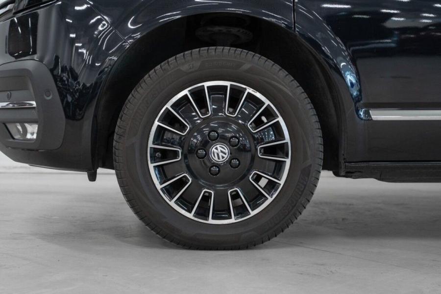 Melns Volkswagen Multivan 2020 Viļņa, ar dzinēja tilpumu 2.00 L un nobraukumu 130 tūkst. km par 36500 €, foto 28 vietnē AUTOMOTO.COM.LV