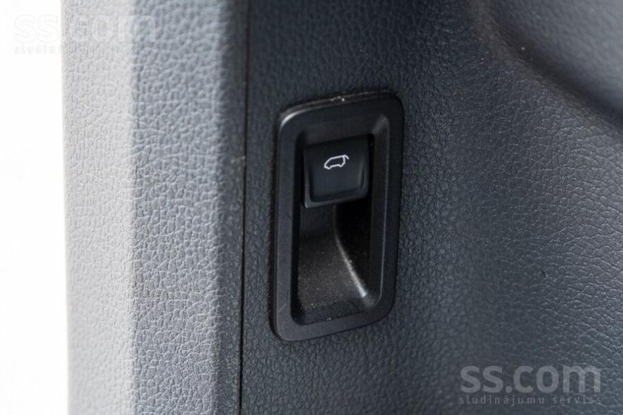 Black Volkswagen Multivan 2020 in Riga, with an engine capacity of 2.00 L and mileage of 175 thousand km for 28950 €, photo 19 on AUTOMOTO.COM.LV