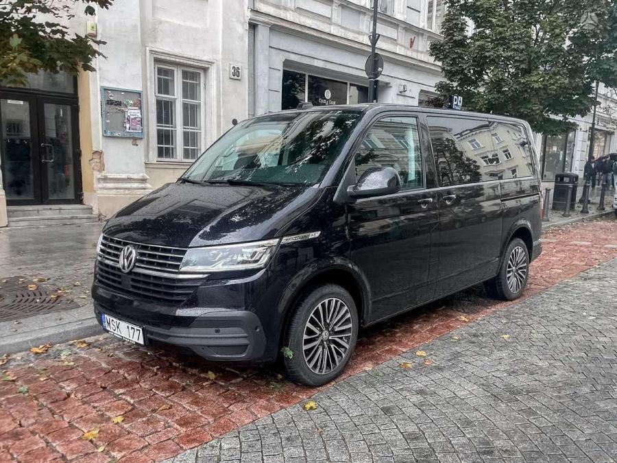 Black Volkswagen Multivan 2022 in Vilnius, with an engine capacity of 1.97 L and mileage of 68 thousand km for 48000 €, photo 1 on AUTOMOTO.COM.LV